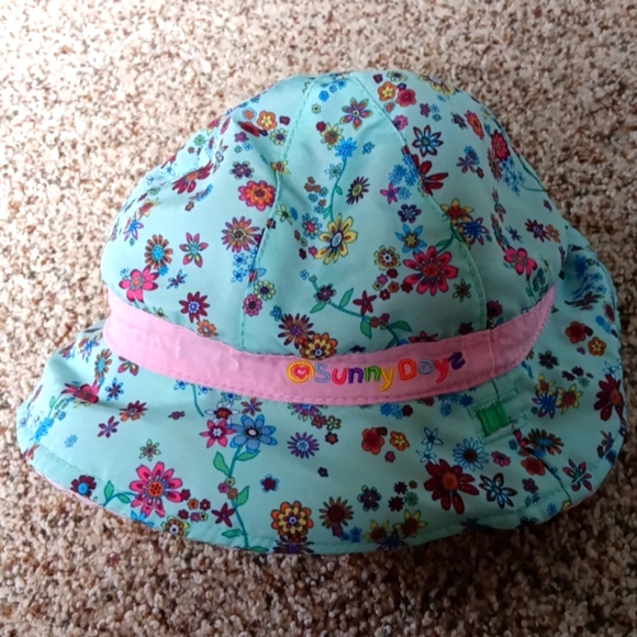 Sunny Dayze | Accessories | Nwot Reversible Sunny Dayz Hat With Button ...